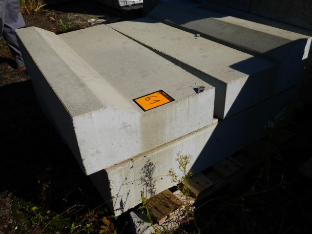 Lot 61: 4 bordures filets d'eau ( 100*50*22/15) - Trans Executive