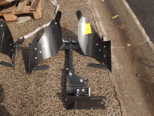Lot 511 : Charrue réversible pour motoculteur